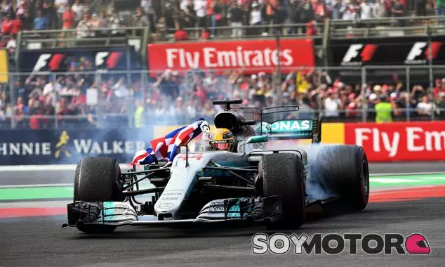 Hamilton amakondwerera mutu wake wachinayi wa F1 ndi ma spins - SoyMotor