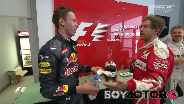 Daniil Kvyat ແລະ Sebastian Vettel ໃນ prepodium ໃນປະເທດຈີນ - laF1