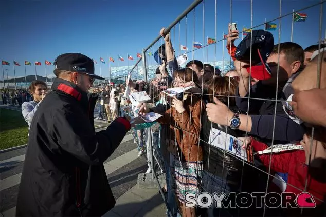 Lewis Hamilton o saena li-autographs kajeno Russia - LaF1