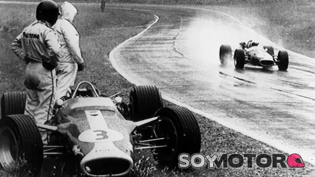 Jim Clark sleduje, jak se Jack Brabham po odchodu do důchodu ujímá vedení – LaF1