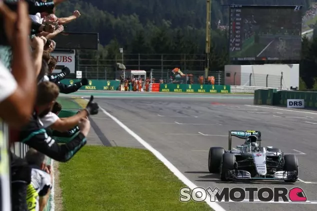 Nico Rosberg przekracza linię mety jako zwycięzca GP Belgii 2016 - LaF1