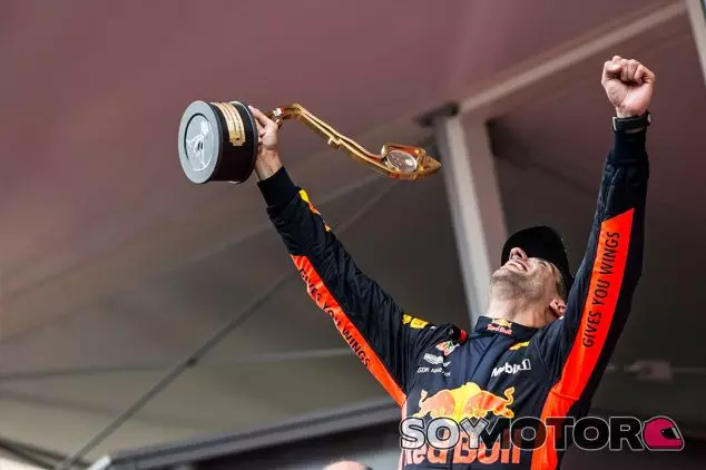 Daniel Ricciardo na podium na Monaco