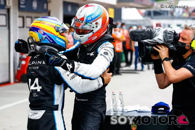 Fernando Alonso comemora vitória de Esteban Ocon