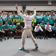 Nico Rosberg na ndị otu ya na-eme mmeri - LaF1