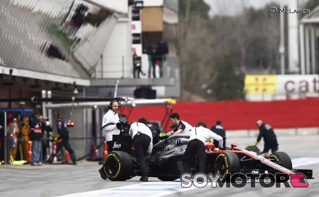 El MP4-30 de McLaren-Honda portat al box a Barcelona - LaF1.es