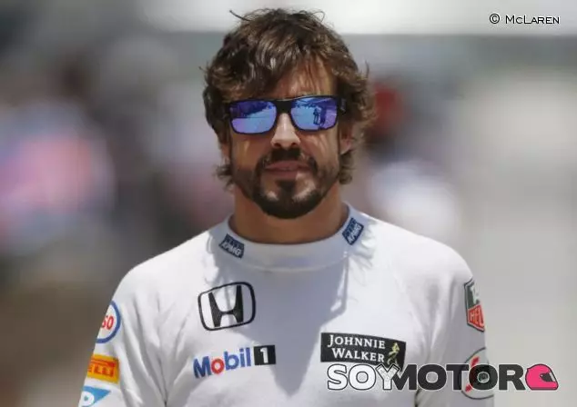 Fernando Alonso berjalan di paddock Sepang - LaF1.es