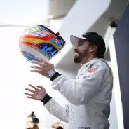 Fernando Alonso dengan topi keledarnya di Sepang - LaF1.es