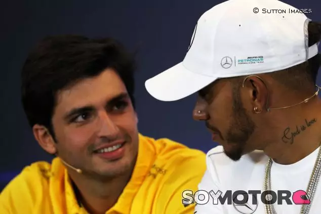 Carlos Sainz dan Lewis Hamilton – SoyMotor.com