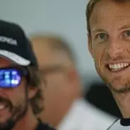 Fernando Alonso iyo Jenson Button oo ku jira sanduuqa McLaren ee Bahrain - LaF1