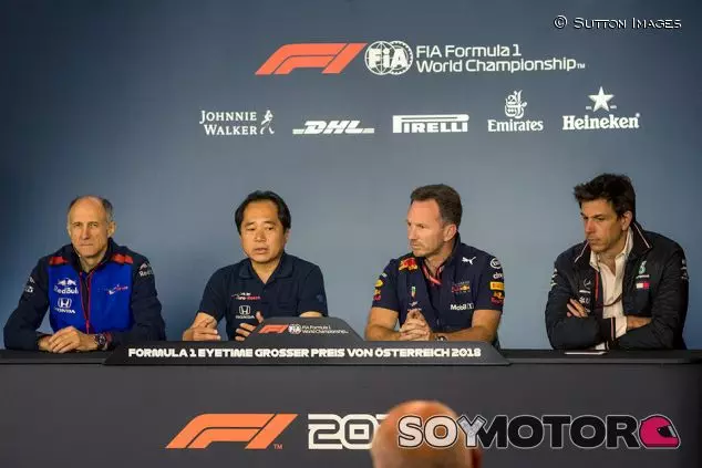 Franz Tost, Toyoharu Tanabe, Christian Horner kaj Toto Wolff en Aŭstrio