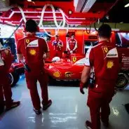 Механікі Ferrari побач з балідам Феттэля ў Барселоне - LaF1