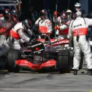 Fernando Alonso refueling nrog McLaren hauv 2007 - LaF1.es