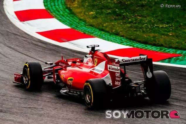 Sebastian Vettel په اتریش کې د جمعې د وړیا تمرین په جریان کې - LaF1