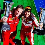 James Allison nrog Sebastian Vettel ntawm lub podium ntawm Hungarian GP - LaF1
