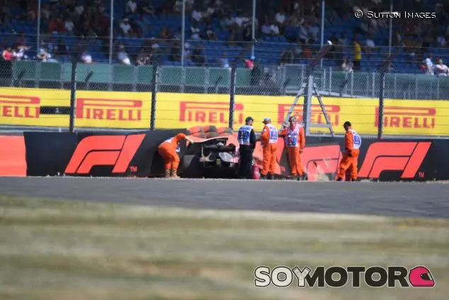 Os comisarios atenden a Hartley despois do seu accidente - SoyMotor