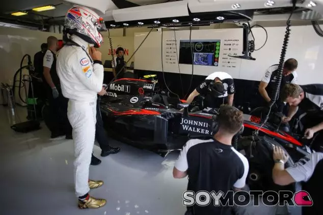 Meccanici McLaren-Honda al lavoro sull'auto di Jenson Button - LaF1