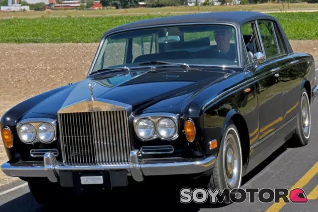 Il s'agit d'une Rolls-Royce Silver Shadow de 1970.