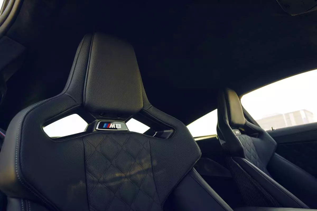 bmw-m8-coupe-coupe-2022-interior-soymotor.jpg