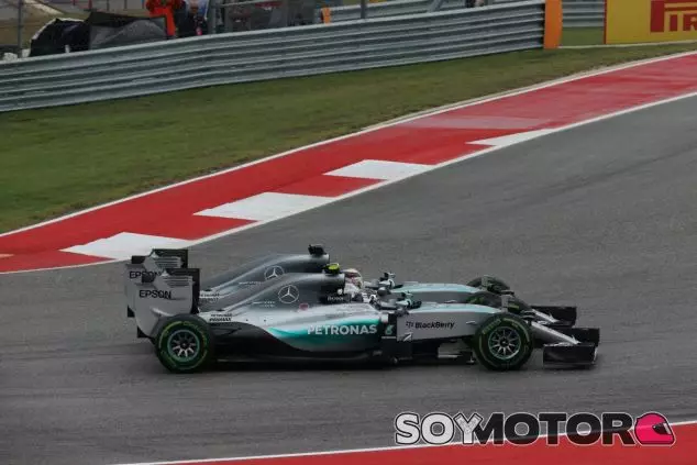 Augnablik ósættisins: Mercedes rekast á hjól og Rosberg er meiddur - LaF1