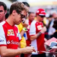 Vettel tekenet autografen foar guon fans tidens de Braziliaanske GP - LaF1