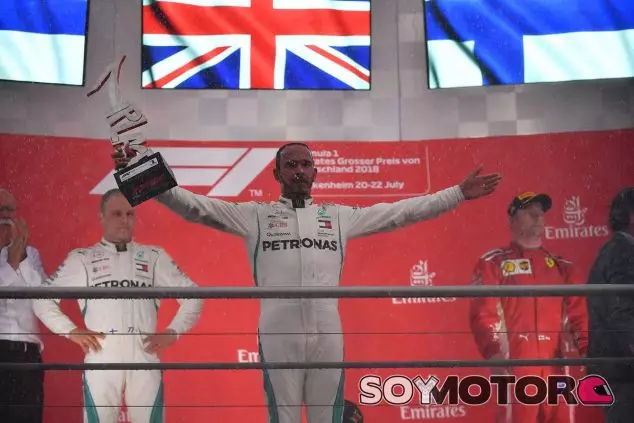 Lewis Hamilton celebra a vitoria no podio en Alemaña - SoyMotor