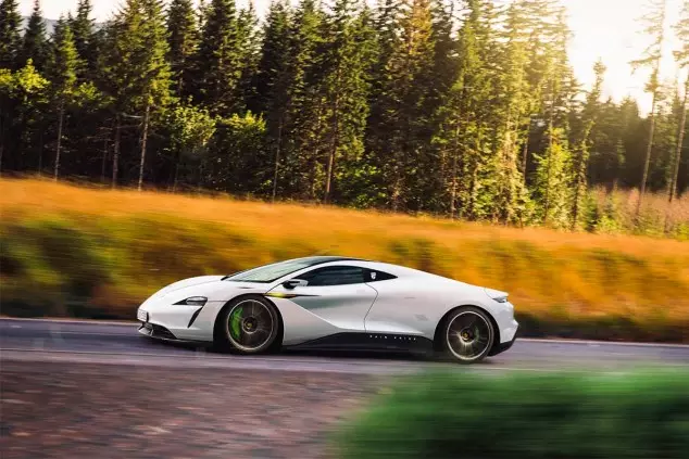 Porsche Taycan s motorem uprostřed, od Rain Prisk