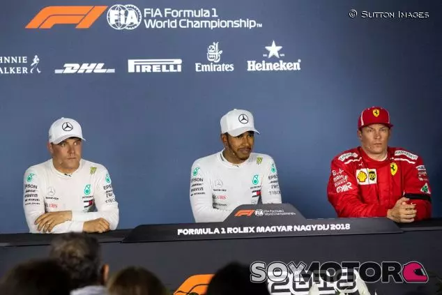 Lewis Hamilton, Valtteri Bottas e Kimi Räikkönen alla stampa in Ungheria – SoyMotor.com