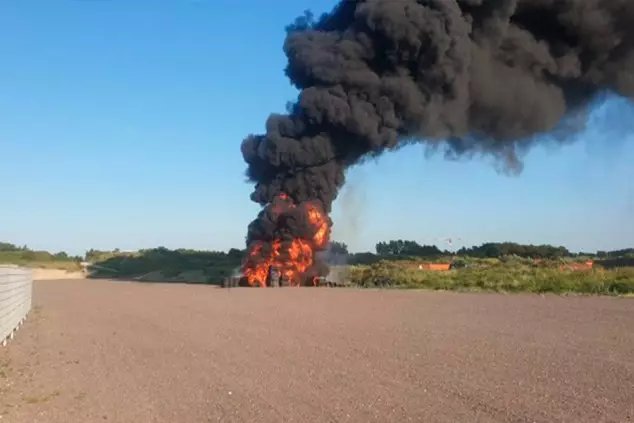 Eine Gruppe Jugendlicher verursacht ein Feuer auf dem Parkplatz von Zandvoort