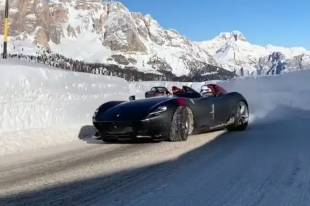 Ferrari Monza SP2 e una strada ghiacciata: l'arte in movimento