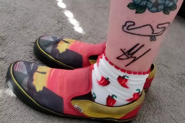 An amateur turns Carlos Sainz's signature into a tattoo