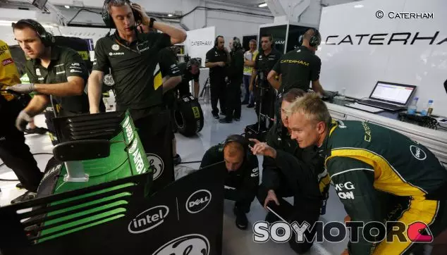 Ο Heikki Kovalainen στο κουτί της Caterham κατά τη διάρκεια του GP της Ισπανίας