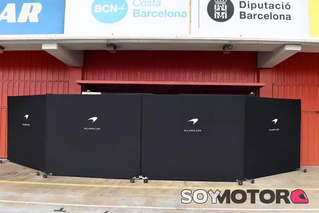 Box vum McLaren Team um Circuit de Barcelona-Catalunya - SoyMotor