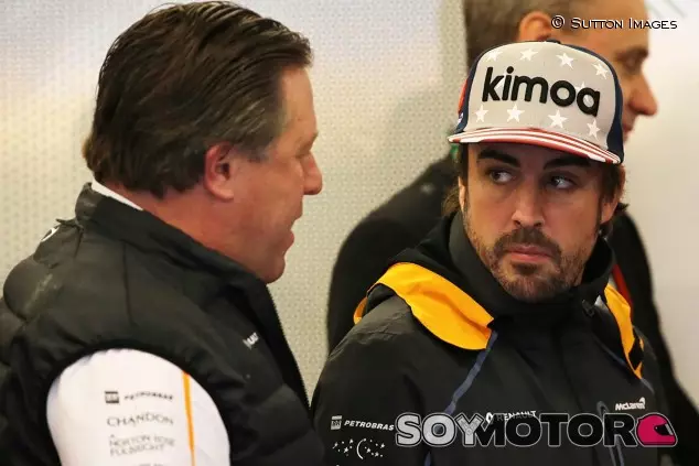 Zak Brown és Fernando Alonso egy fájlképen