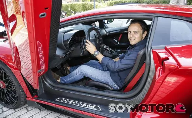 Felipe Massa โพสท่าที่พวงมาลัยของ Lamborghini Aventador - SoyMotor