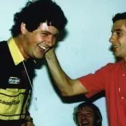 Ayrton Senna grap met Chris Dinnage nadat hy gekwalifiseer het vir die 1986 Mexikaanse GP - LaF1