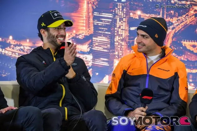 Daniel Ricciardo en Carlos Sainz op het Circuit de Barcelona-Catalunya