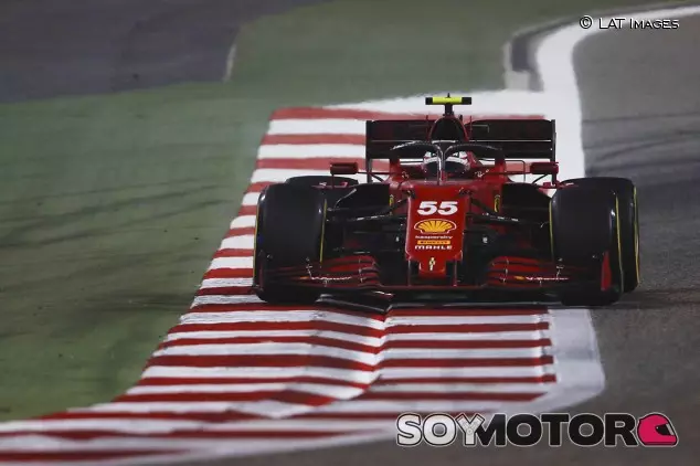 Sainz debüteerib Ferrari SF21-ga viienda positsiooniga