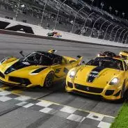 Alcune delle Ferrari sfilano sull'ovale del Daytona Speedway - SoyMotor