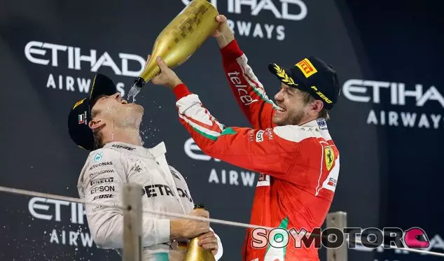 Nico Rosberg eta Sebastian Vettel podiumean 2016ko Abu Dhabi F1 Sari Nagusian