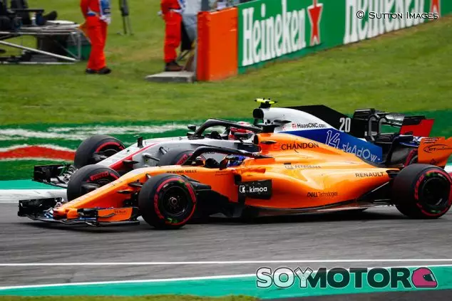 Kevin Magnussen a Fernando Alonso yn Monza