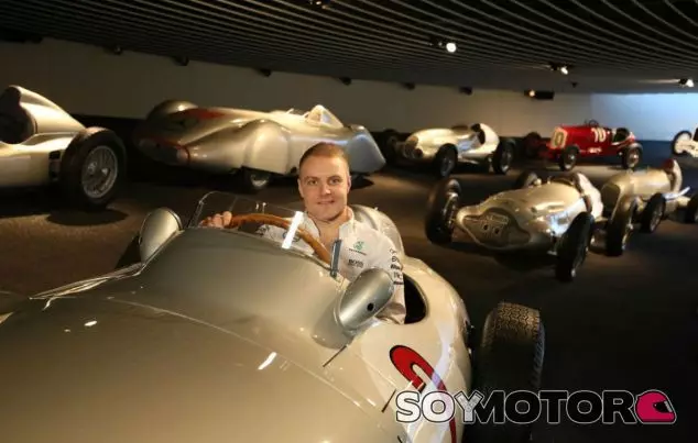 Bottas เยี่ยมชมพิพิธภัณฑ์ Mercedes ในสตุตการ์ต - SoyMotor