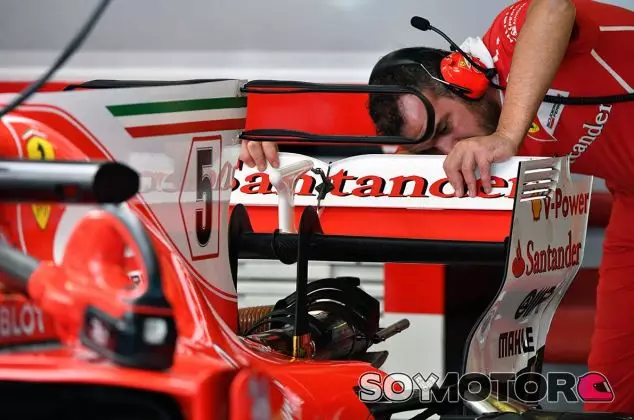 Szczegół tylnego skrzydła SF70-H, sponsorowanego przez Santander, w Yas Marina