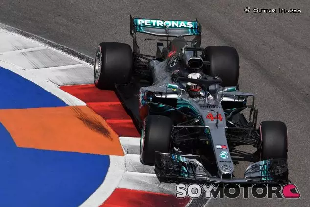 Lewis Hamilton nan Larisi - SoyMotor