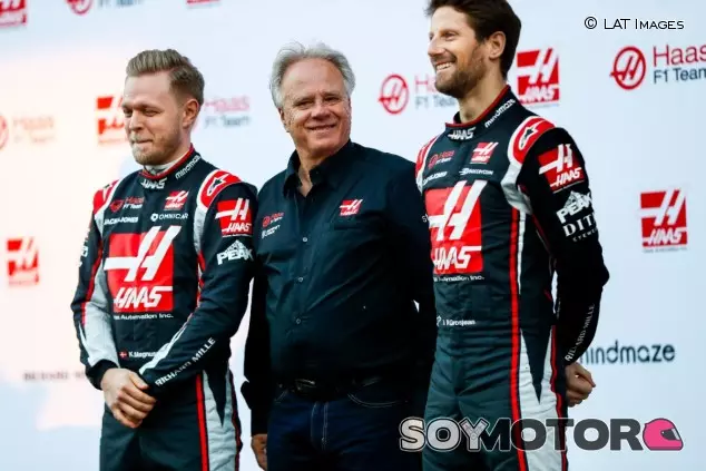 جين هاس سان گڏ Kevin Magnussen (کاٻي) ۽ Romain Grosjean (ساڄي)