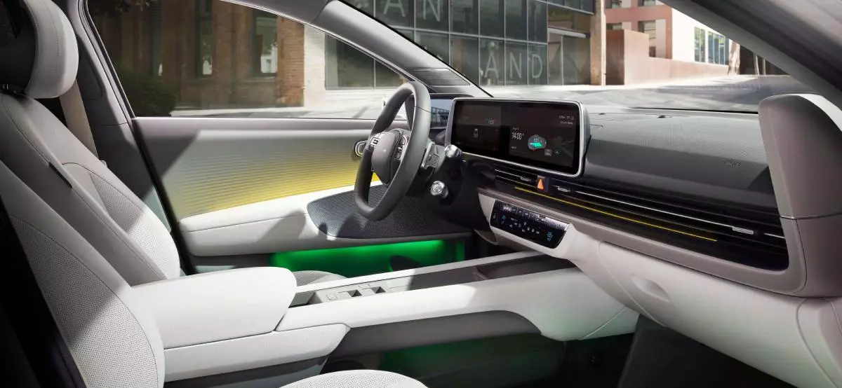 Hyundai Ioniq 6 2023 में ड्राइविंग सहायता बैटरी है, क्योंकि यह नई पीढ़ी की इलेक्ट्रिक में अन्यथा नहीं हो सकती है।