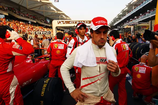 Ferrari ferlear de titel yn 2010 troch gebrek oan fertrouwen, neffens Boullier