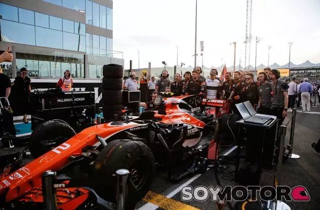 Stoffel Vandoorne, thợ máy và MCL32 của anh ấy tại Yas Marina