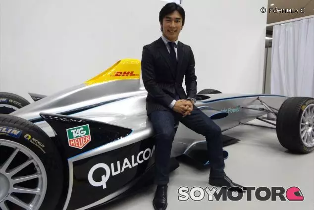 Takuma Sato Formula E Spark - LaF1-iň gapdalynda