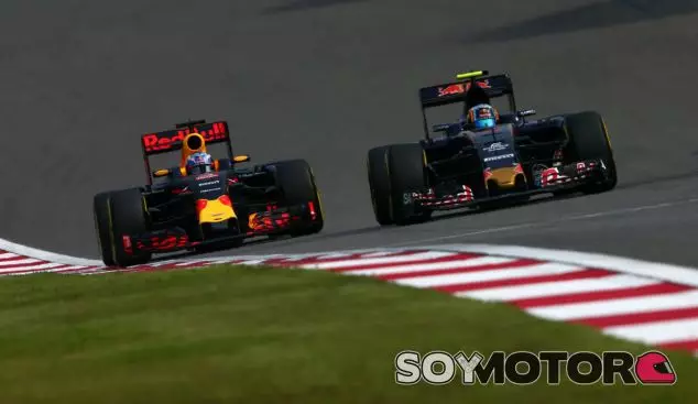 Ricciardo and Sainz during a race this season - SoyMotor