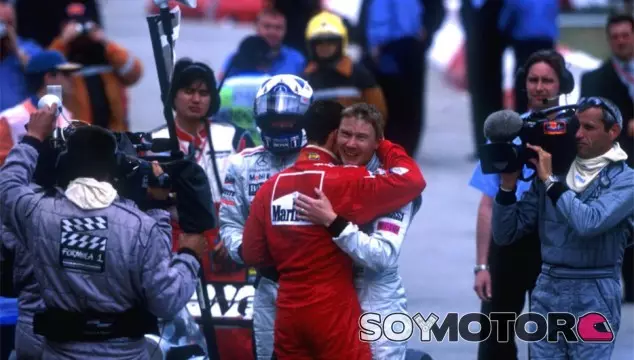 Michael Schumacher und Mika Häkkinen umarmen sich nach dem Ende des spanischen GP 2001 - LaF1